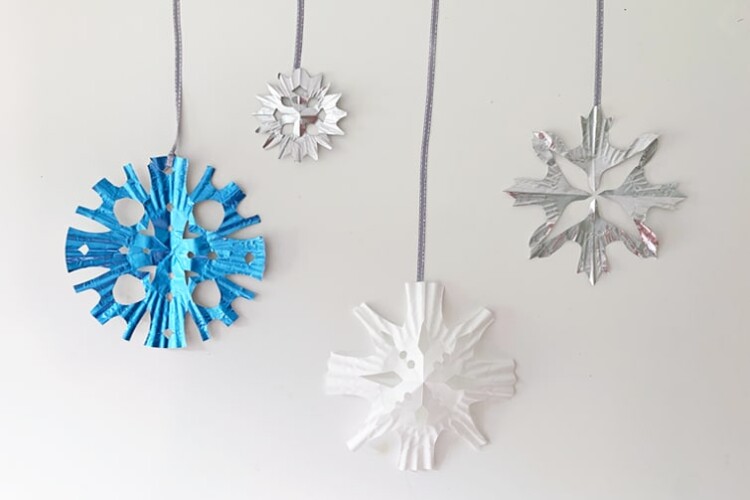 Easy Christmas Craft | Make your own snowflakes! - Brisbane Kids